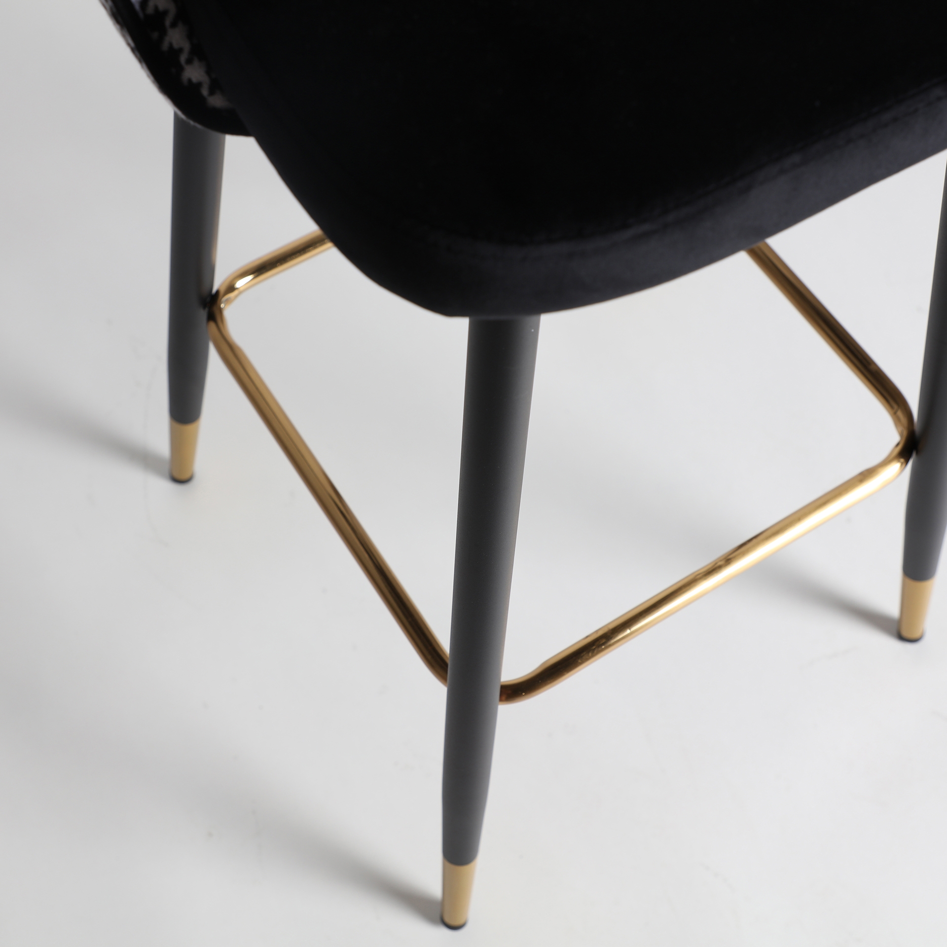 Set 2 scaune de bar alb/negru din catifea si lemn Saga - Inova Interiors